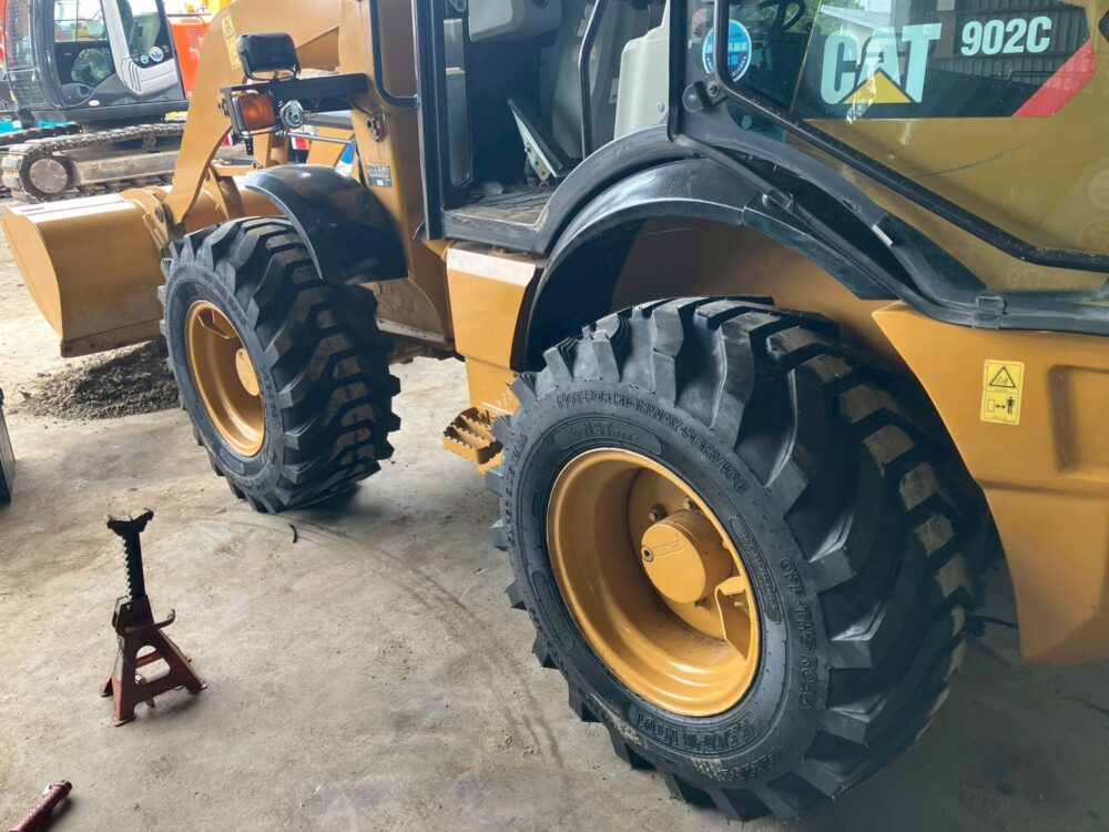 CAT902C タイヤ組み換え交換 | 彩重機エンジニアリング