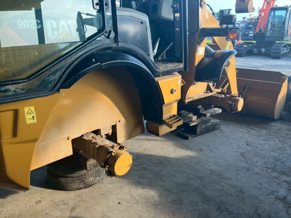 CAT902C タイヤ組み換え交換 | 彩重機エンジニアリング