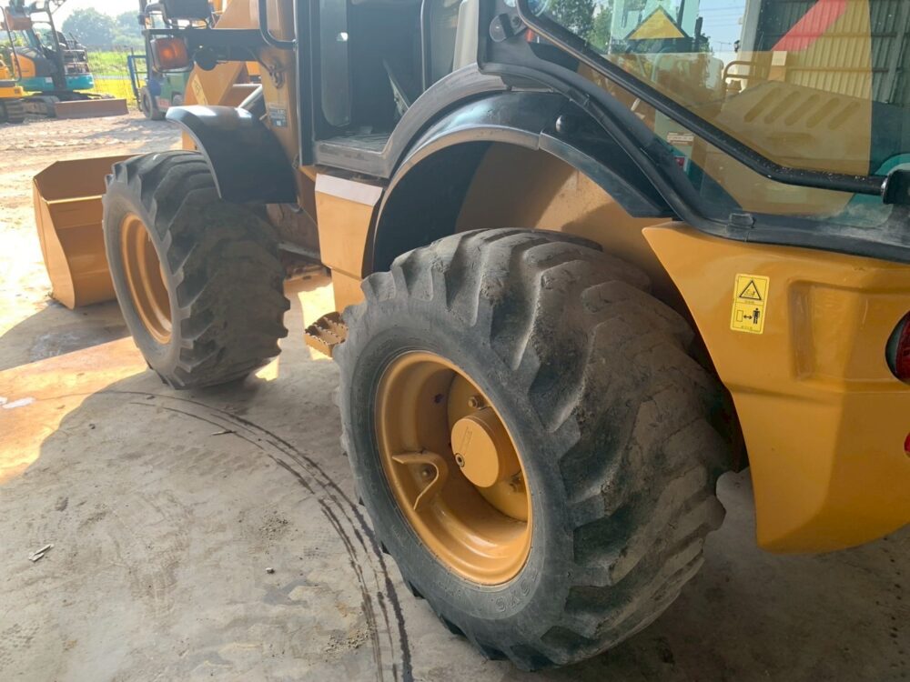 CAT902C タイヤ組み換え交換 | 彩重機エンジニアリング